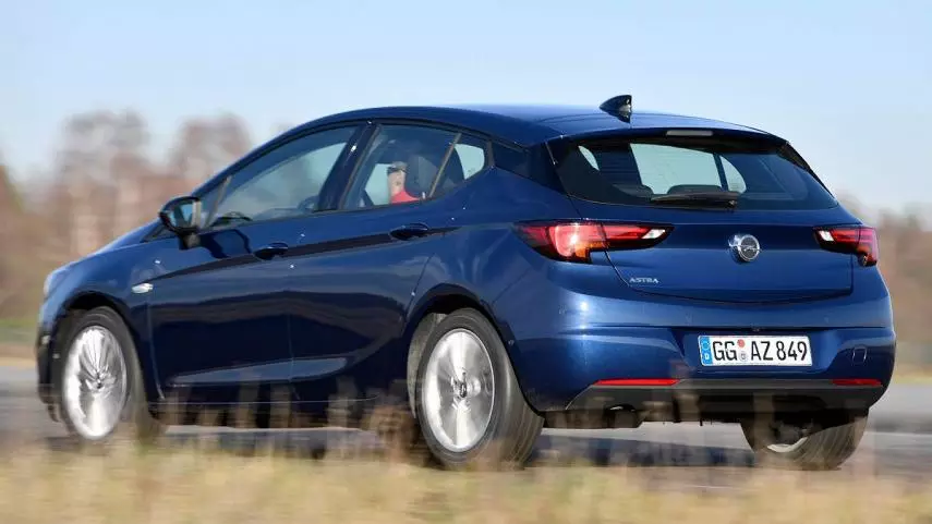 Opel Astra vs Mazda3 vertailu