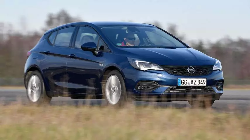 Tqabbil ta 'Opel Astra vs Mazda3