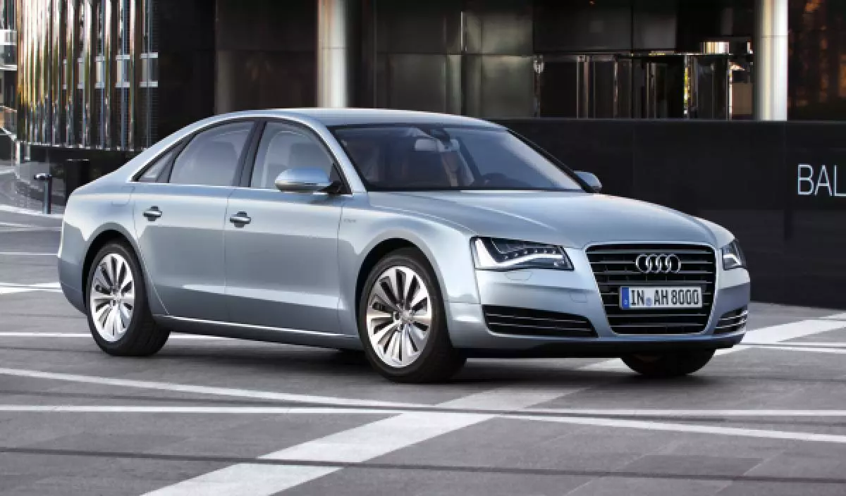 New Audi A8 arabara ati A8 4.0 TFSI