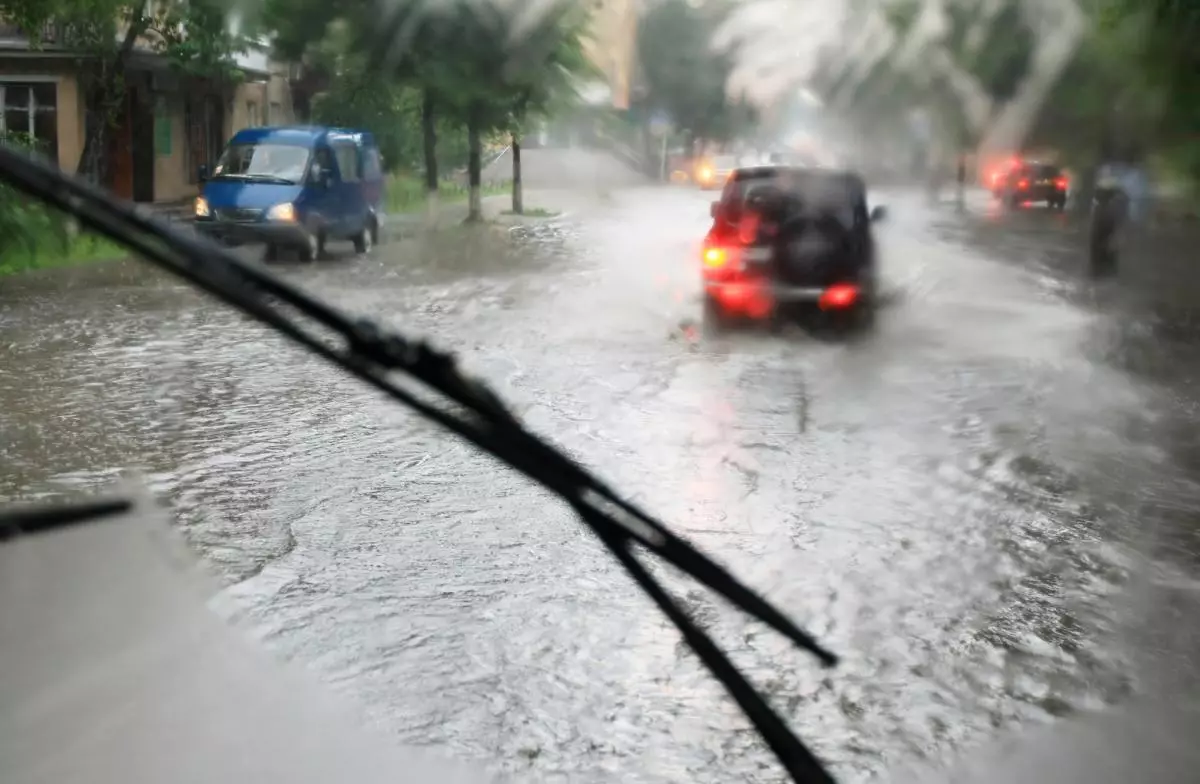 Apa sing kudu ditindakake supaya mobil sampeyan kesapu banjir lan apa sing kudu ditindakake yen kedadeyan kasebut