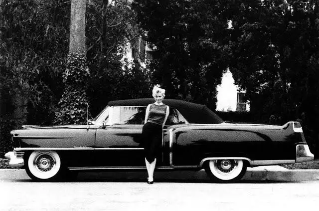 Marilyn pózuje se svým úžasným kabrioletem Cadillac z roku 1954