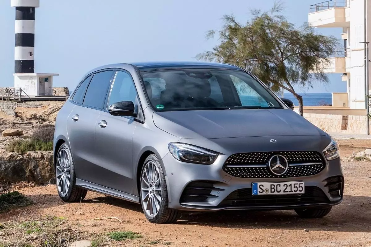 Mercedes Class B plug-in hibrid, pet vrlina i dva mana