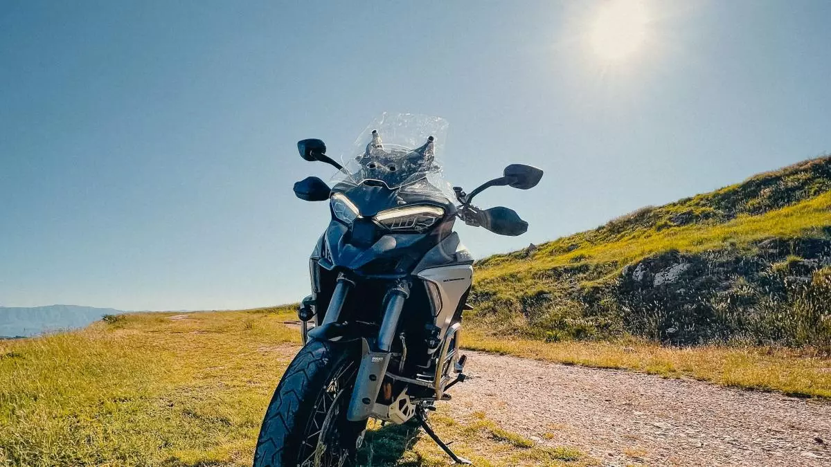 Motorradabdeckung im Angebot, um es bei 40 ° C im Schatten zu parken