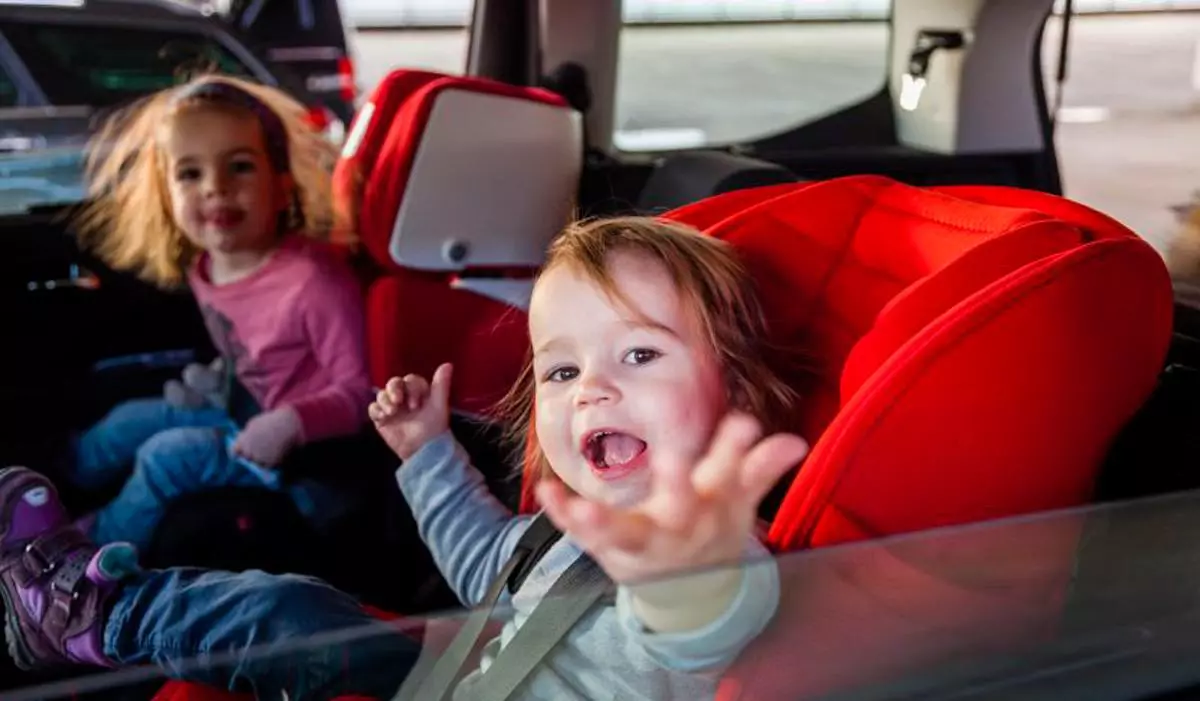 Kan separerade föräldrar köra sina barn i bilen i karantän?