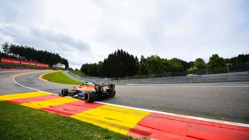 Carlos Sainz אין Eau Rouge Spa