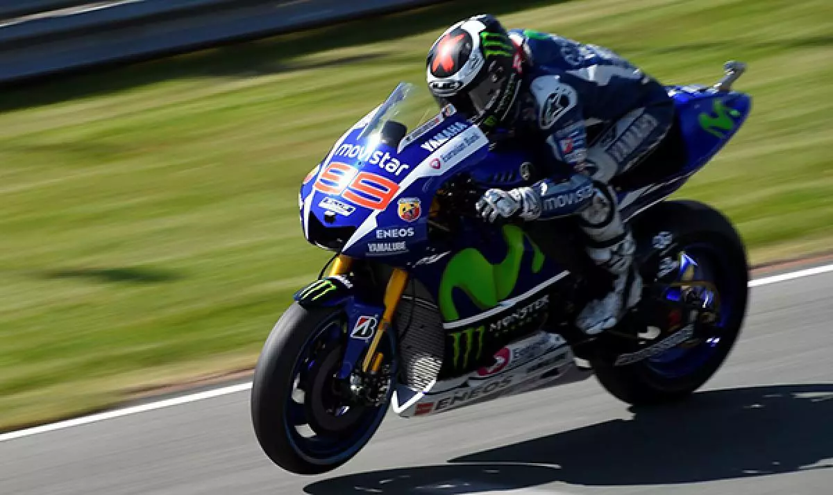 Free Practice MotoGP Brno 2015: Jorge Lorenzo סטאַרץ שטאַרק