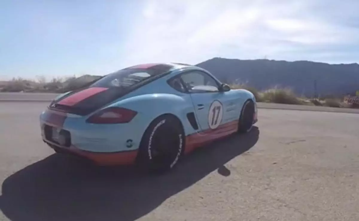 Este Porsche Cayman ten moito xenio e un motor Mustang