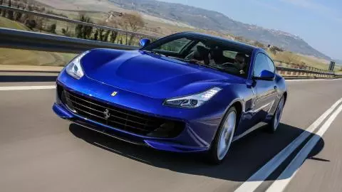 फेरारी GTC4Lusso T परीक्षण गर्नुहोस्