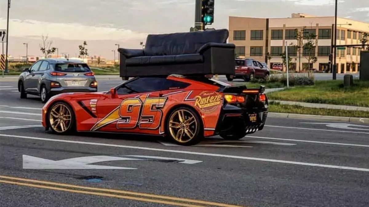 In beweging? Er gaat niets boven een Chevrolet Corvette om een bank te verplaatsen