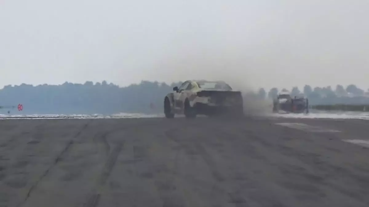 Um Nissan GT-R com 2.000 CV de potência corre a 200 km/h