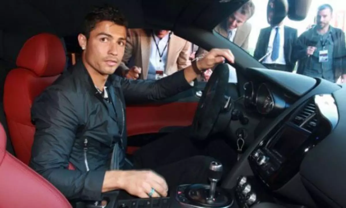 Mobil baru Cristiano Ronaldo (Anda tidak dapat membayangkannya)