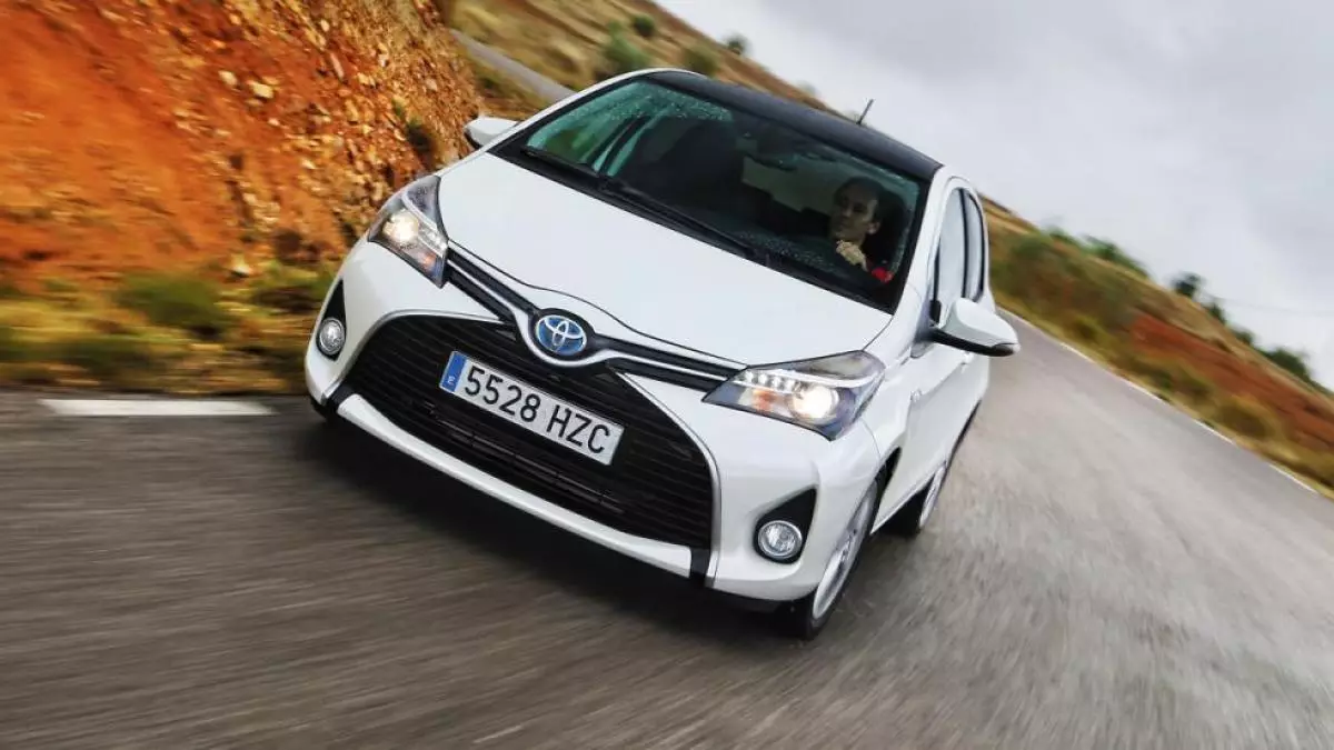 Toyota Yaris 100H e-CVT Актив Гибридны сынау