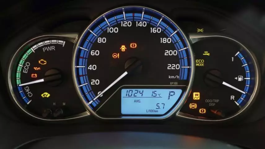 dashboard Toyota Yaris Hybrid