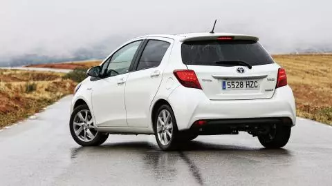 Toyota Yaris HSD tĩnh phía sau