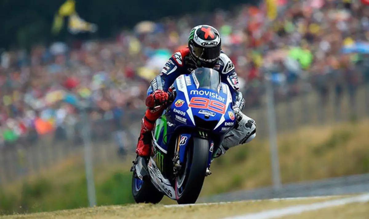 MotoGP Brno 2015 शर्यत: Lorenzo ने आघाडी घेतली