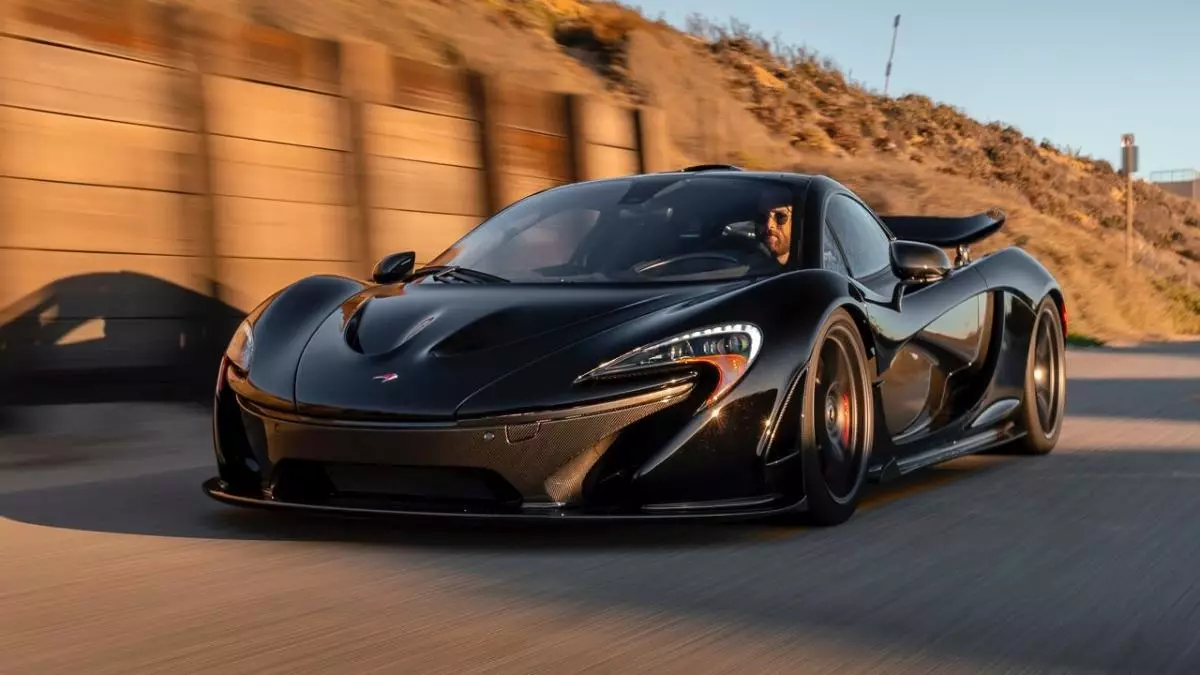 Questa McLaren P1 del 2015 con soli 700 km è all'asta