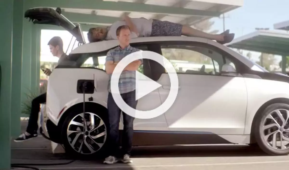 BMW i3 بمقابلہ Lexus CT 200h، 'Hangover' ورژن میں