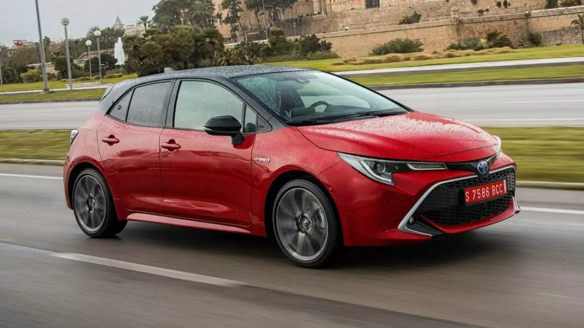 Toyota Corolla nó Volkswagen Golf, cé acu ceann le ceannach?