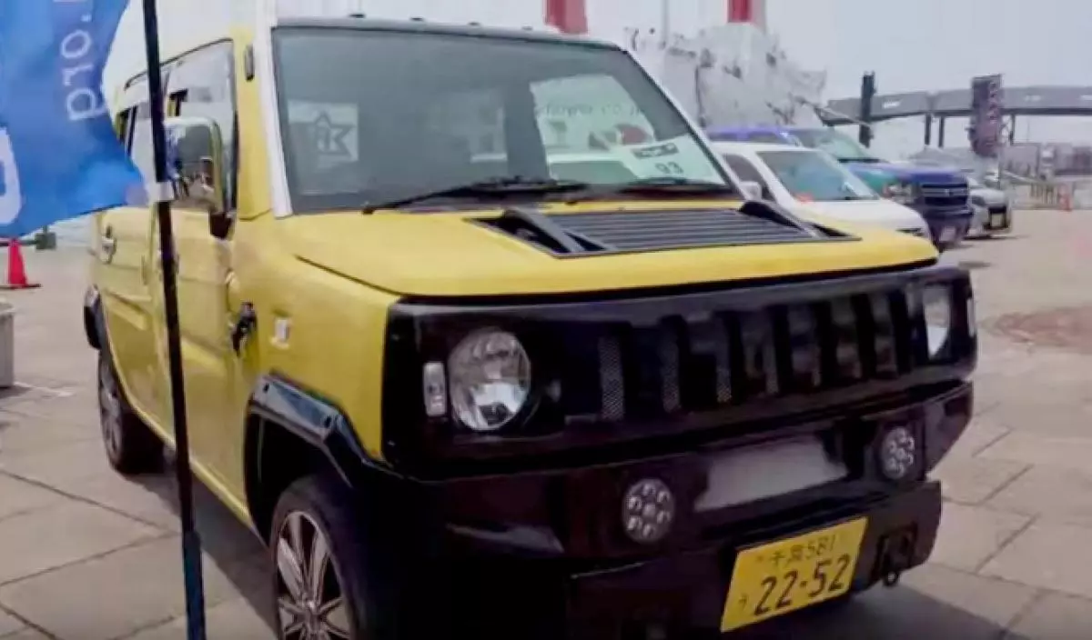 ایک Daihatsu ننگا ایک Hummer میں تبدیل