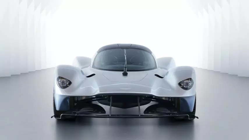 Aston Martin Valkyrie'nin fotoğrafı.