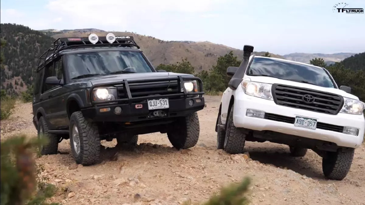 Duel ntawm Toyota Land Cruiser thiab Land Rover Discovery