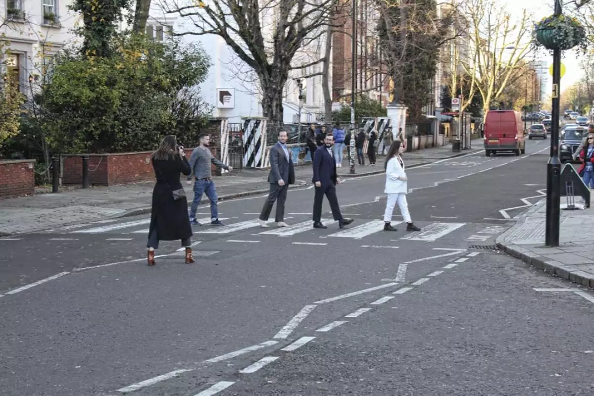 Abbey Road: Тэд коронавирусын улмаас Битлзийн тахө гарцыг дахин буддаг