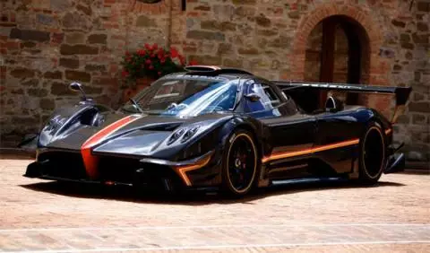 Přední strana Pagani Zonda Revolution