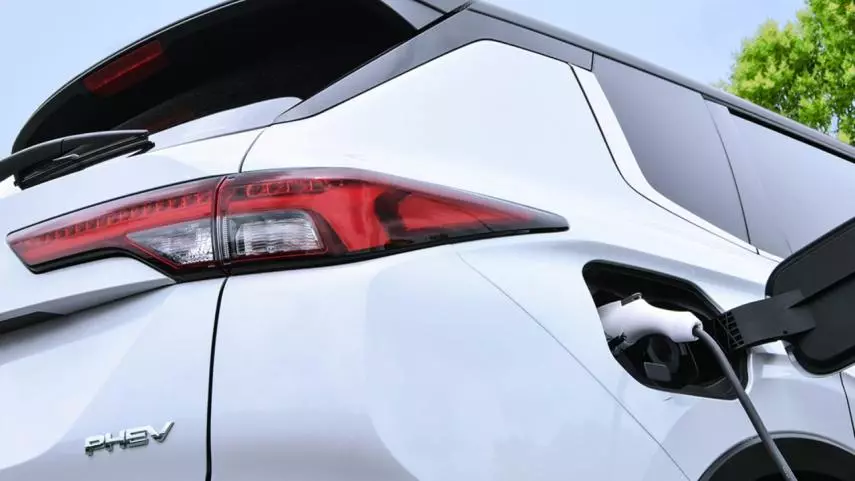 mitsubishi outlander phev 2022 teaser