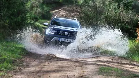 φθηνό off road compact SUV σε μονοπάτι λάσπης παντός εδάφους