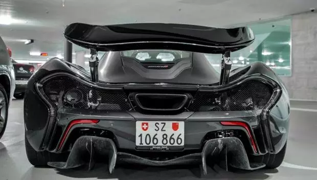 Tsyurixdagi tashlandiq McLaren P1 orqasi