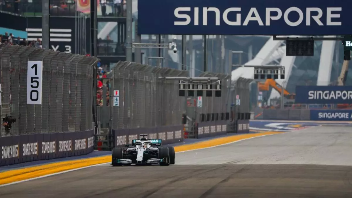 Szingapúri F1 GP, 2. szabadedzés: Hamilton tizeddel vezet