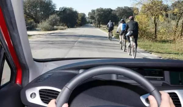 ciclista-carro