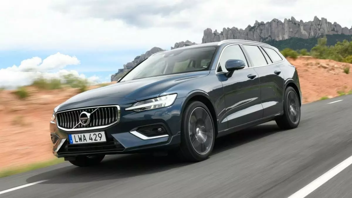 कुन राम्रो छ, Volvo V60 2018 वा Audi A4 Avant?