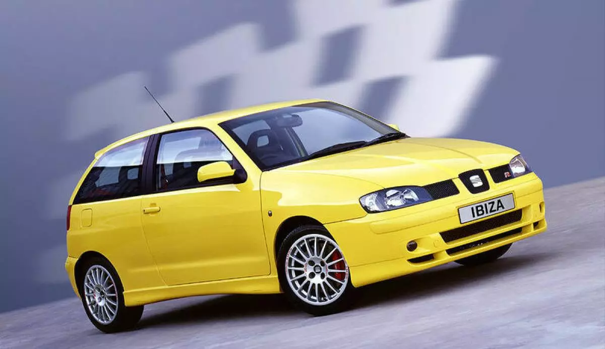 Compa oldie: Fiat Punto hoặc Seat Ibiza từ năm 2000