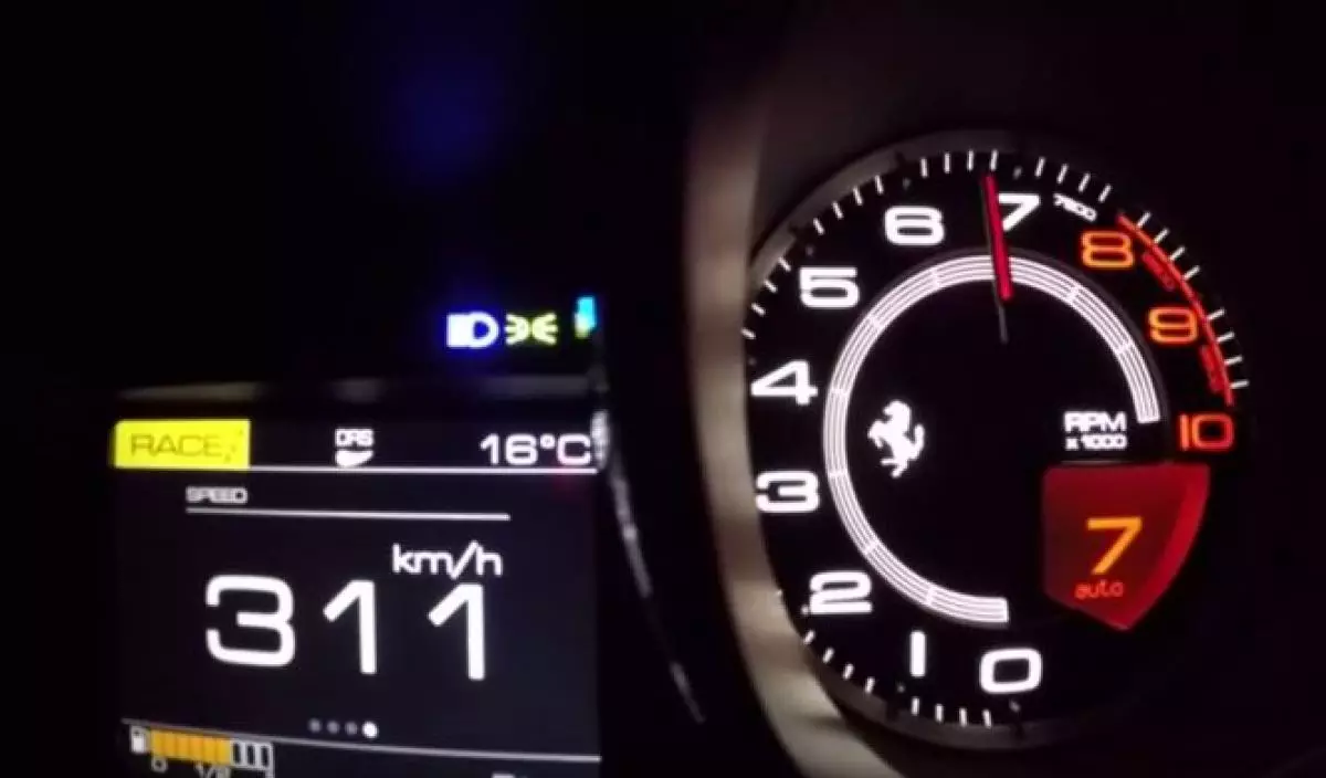 O le auala lea e fa'aola ai e le Ferrari 488 GTB le afi i le 311 km / h