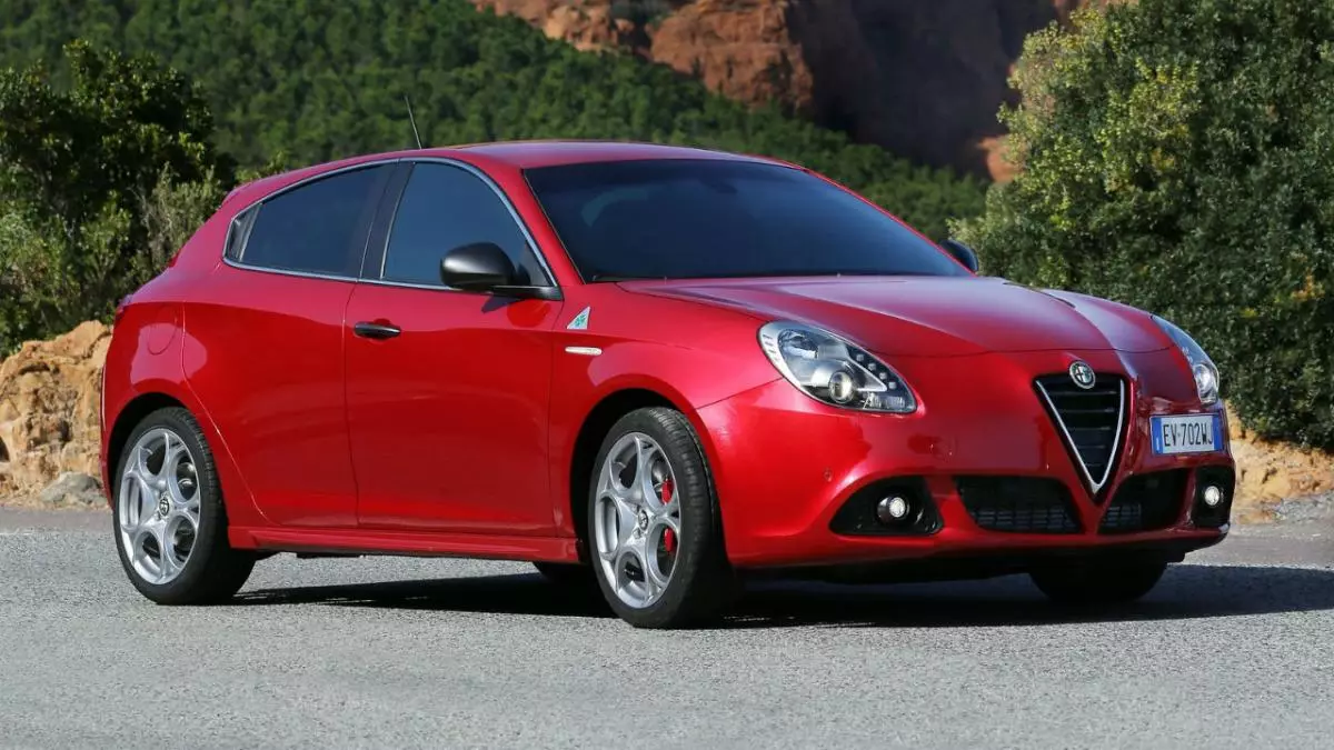 6 furayaasha Alfa Romeo Giulietta Quadrifoglio Verde