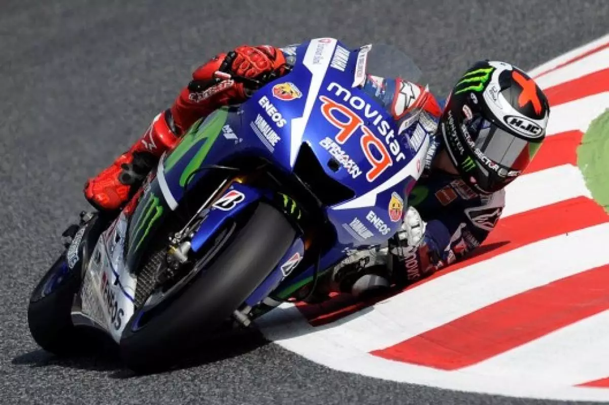 Lorenzo sareng Rossi nawiskeun Yamaha M-1 ka Lewis Hamilton!