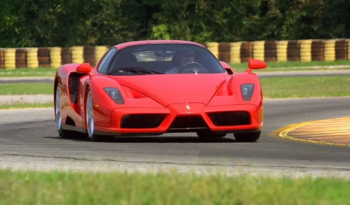 De kamouflearre Ferrari F70, ûntdutsen: de opfolger fan de Enzo