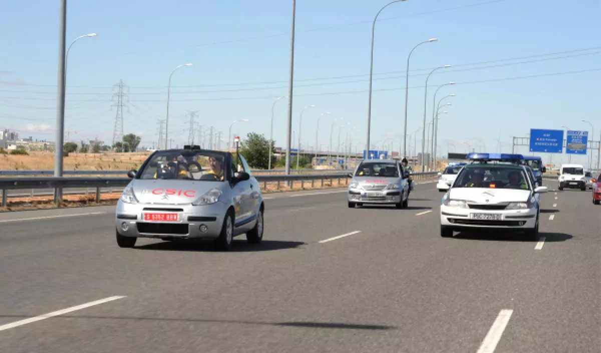 Platero, mobil sing nyopir piyambak, lelungan 100 km liwat Madrid