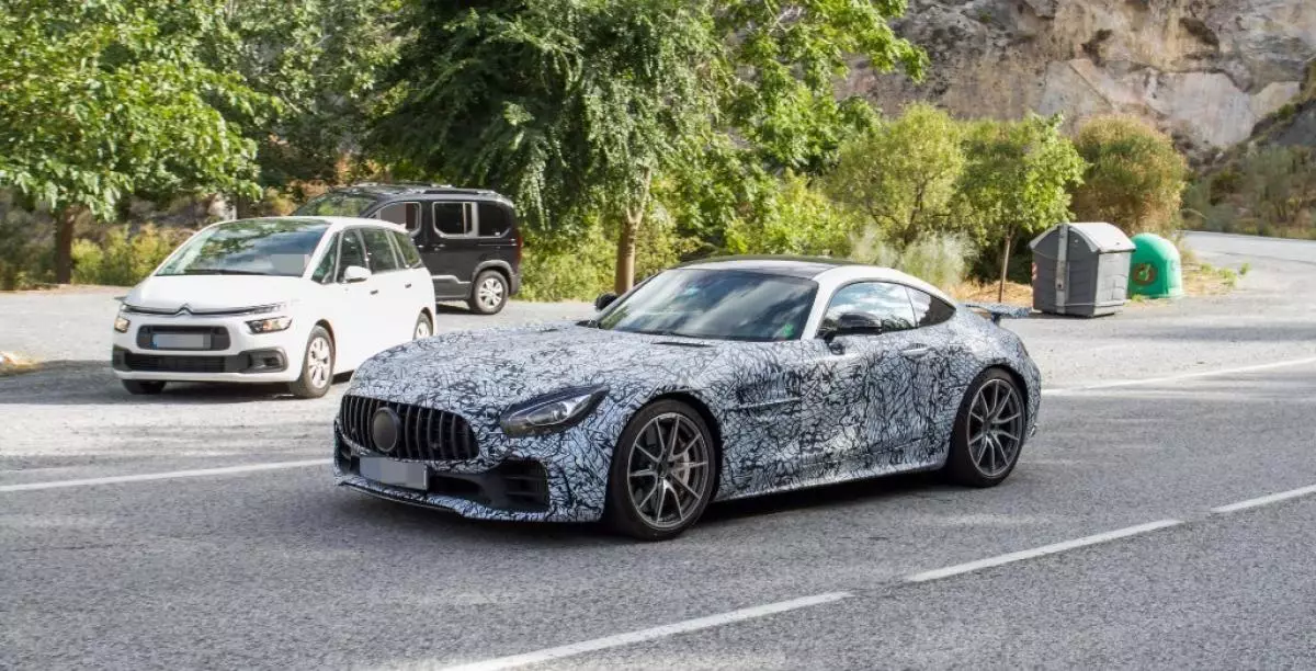 Wat docht dit prototype fan Mercedes AMG GT R bûten de Nurburgring?