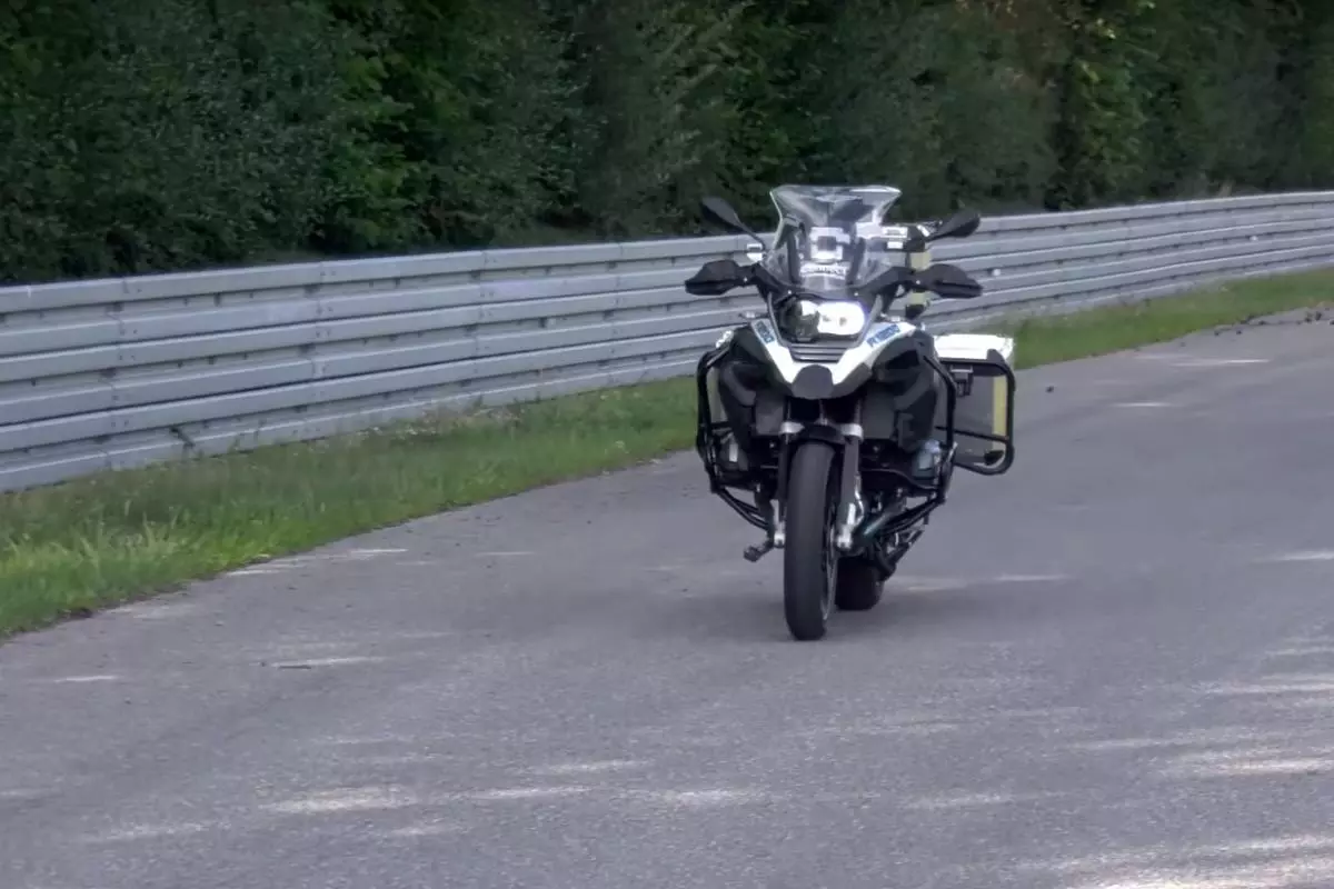 A BMW bemutatja első autonóm motorkerékpárját: egy R 1200 GS-t