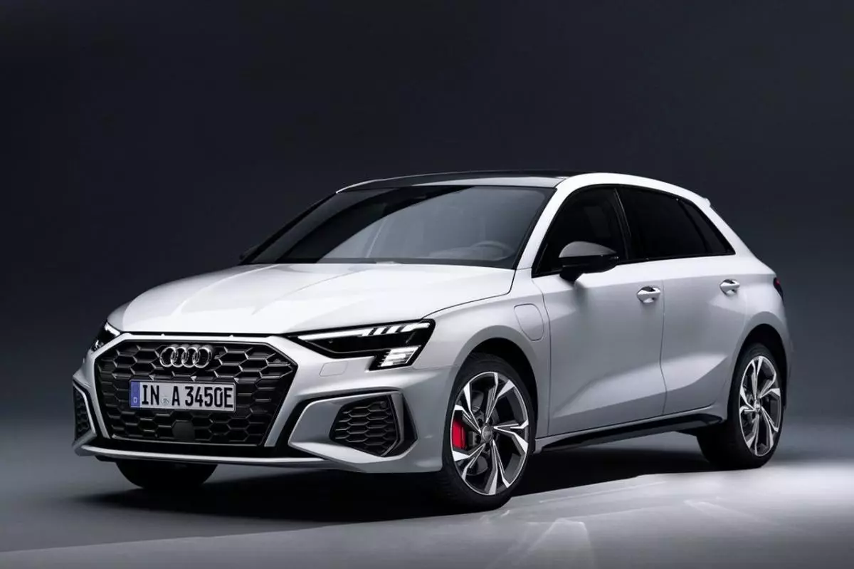 مرسڊيز ڪلاس A يا Audi A3، ڪنهن کي بهتر هائبرڊ ڪار جي آڇ آهي؟