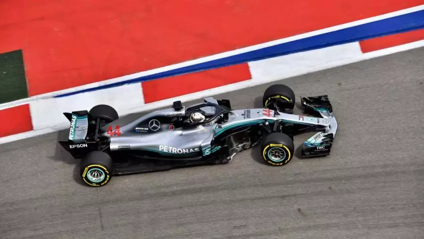 Lewis Hamilton v tréningu na GP Ruska