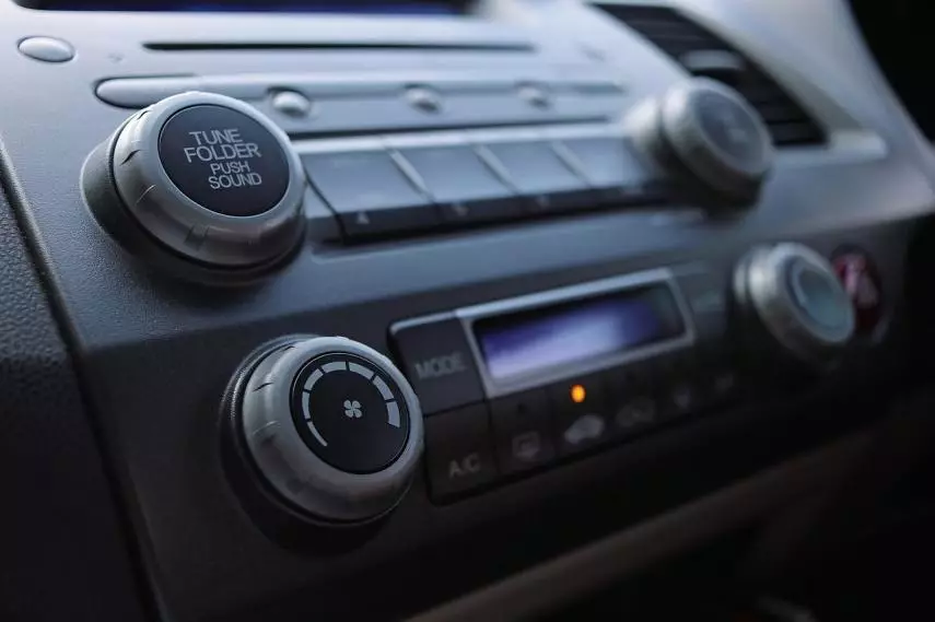 Trije redenen wêrom't de airconditioning fan in auto net koelt