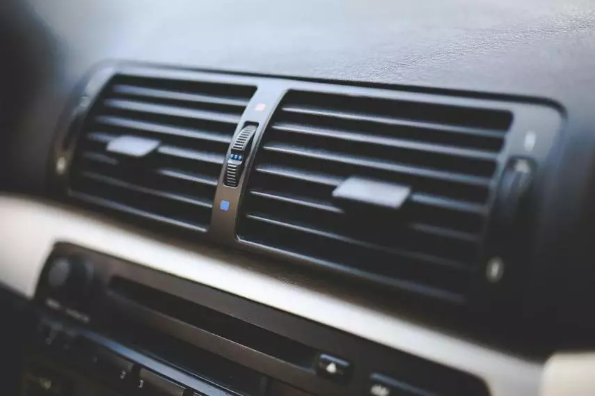 Trije redenen wêrom't de airconditioning fan in auto net koelt