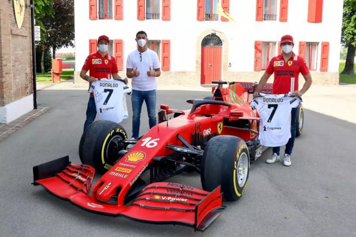 Cristiano Ronaldo e Carlos Sainz, xunto con Ferrari en Maranello