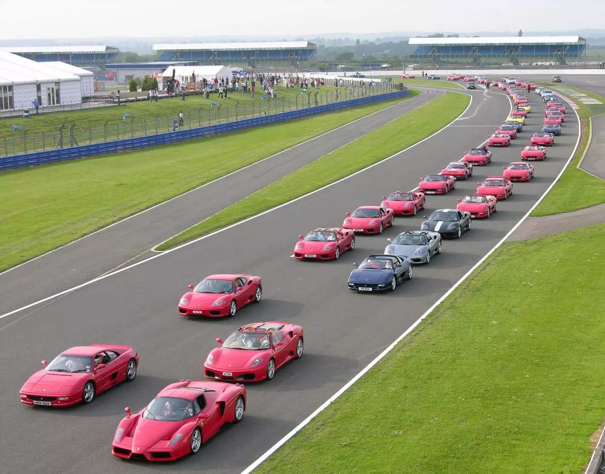 Ndekọ ndekọ Ferrari: ebumnuche 1,000 'cavalinos'