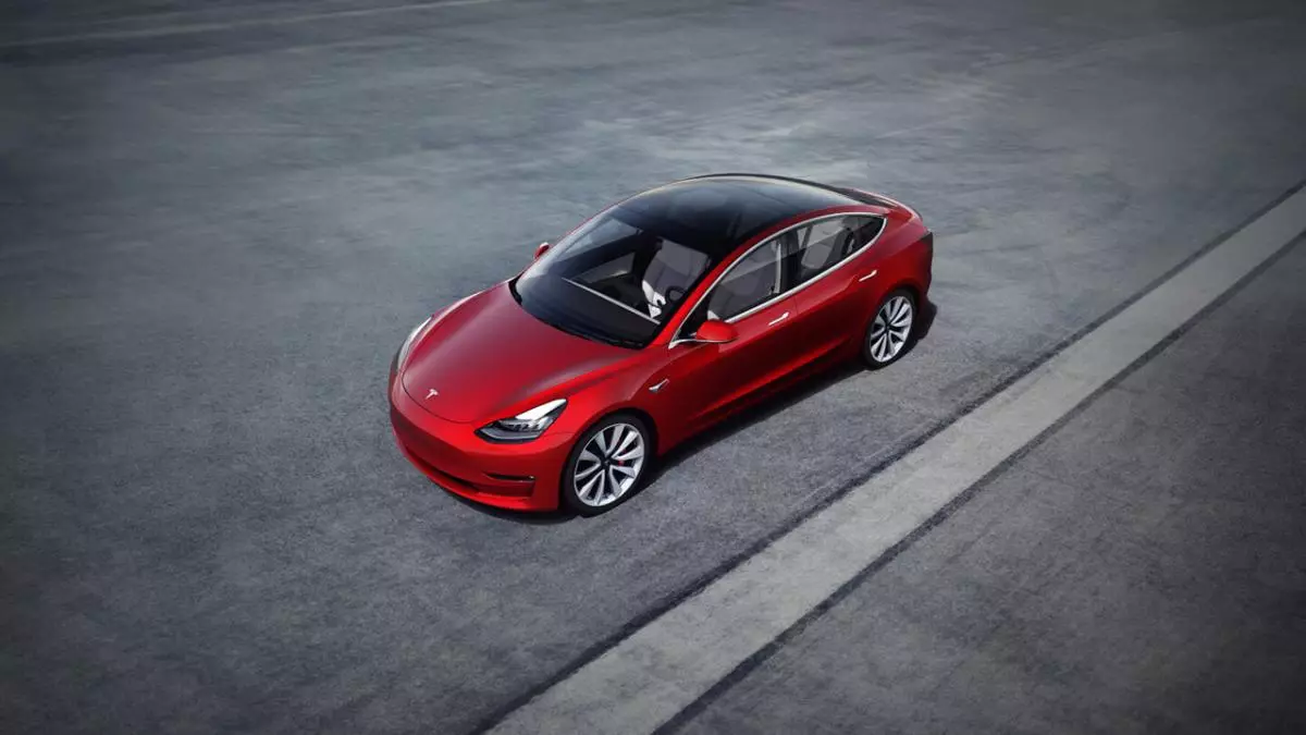 Óvenjuleg tilkynning um að þeir hafi selt eyðilagða Tesla Model 3 fyrir 14.000 evrur