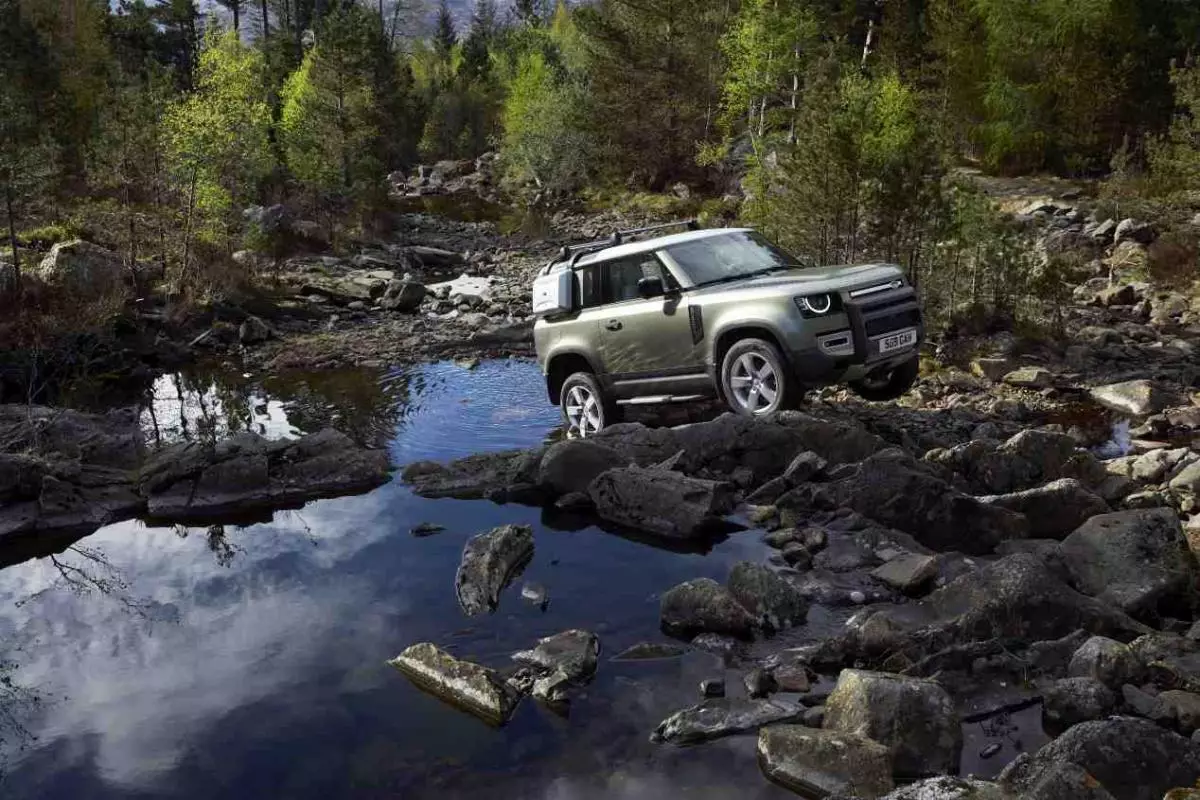 Land Rover schafft un enger Off-Road Fernsteuerungsfunktioun