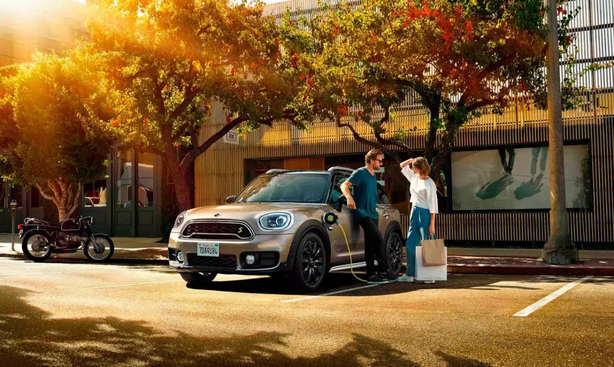 Kuki gutwara MINI Countryman Gucomeka muri Hybrid birashimishije kurushaho